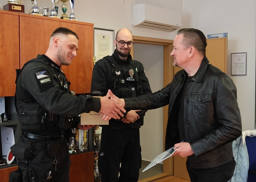 Strážníci Jakub Novotný a Vojtěch Burč si převzali medaili za statečnost